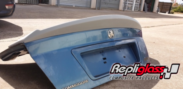 HOLDEN COMMODORE VY / VZ SEDAN SENATOR REAR LOWLINE BOBTAIL WITH NO ...